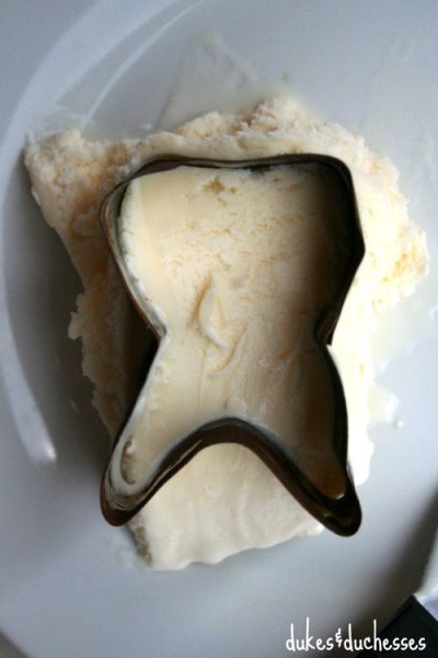 How to Make Ice Scream into Shapes Using Cookie Cutters